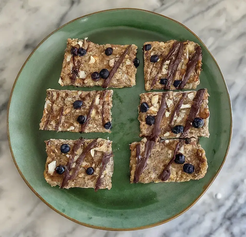 Hälsosamma proteinbars med blåbär och mandel